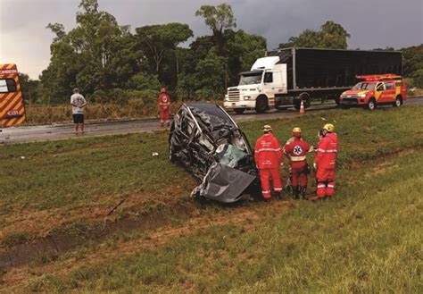 Médico morre após bater carro contra caminhão a caminho do hospital