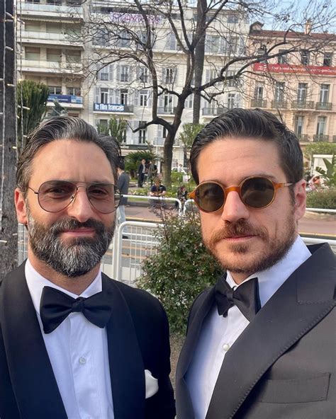 Marco Pigossi se casa cineasta italiano em cerimônia intimista