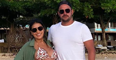 Simone Mendes posa de biquíni e exibe barrigão imenso ao lado do marido