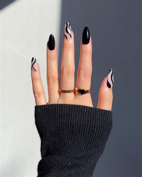 Uñas negras 10 ideas elegantes de la manicura antiedad en tendencia 2024