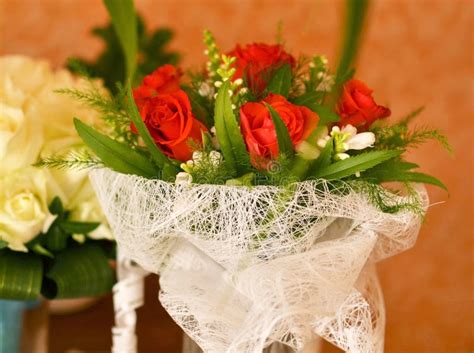 Ramo De Bodas Con Rosas Rojas Y Hojas Verdes En Una Envoltura Blanca