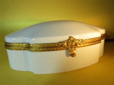 Proantic Boite ou coffret à bijoux en porcelaine blanche de Limoges