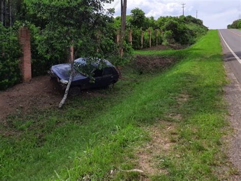 Motorista de Fiesta perde controle da direção e colide em barranco na