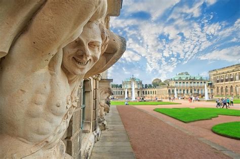 Primer Plano Desnudo Fauno Sonriente Estatua Cultivo Con Fuente Y