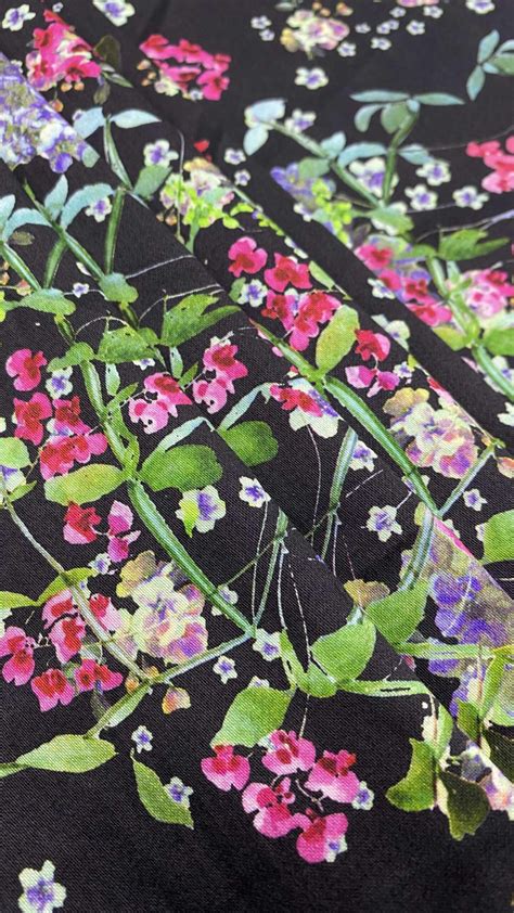 Popeline de coton imprimée à motif fleurs vert et rose