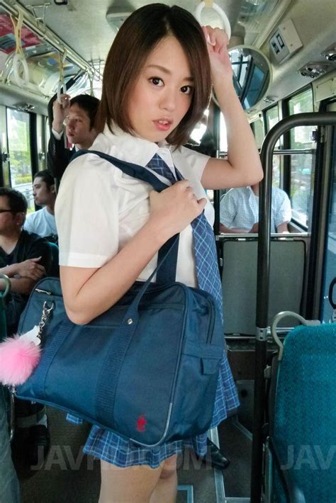 L étudiante japonaise Yuna Satsuki est pelotée avant de lui faire une