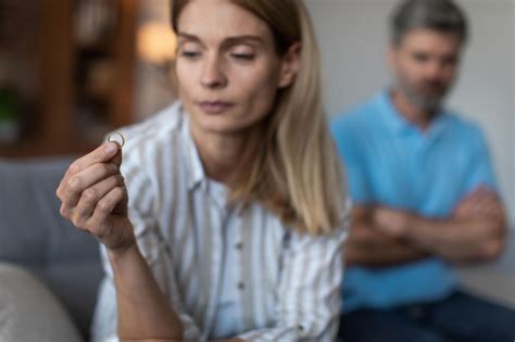 Znalazłam W Szafce Męża Złote Kolczyki Kto Tak Postępuje Kiedy W Domu Czeka żona Z Dzieckiem