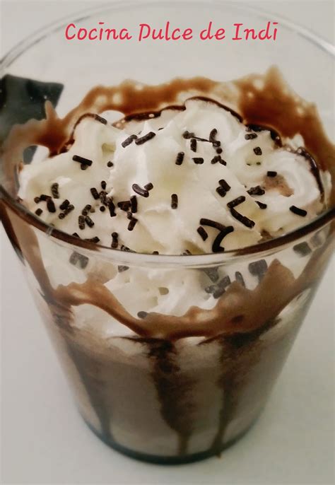 Batido De Chocolate Con Nata Montada Y Sirope De Chocolate