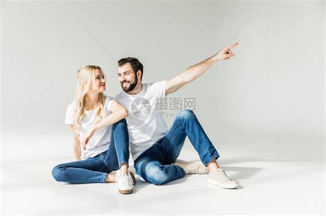 美丽的一对快乐的年轻夫妇坐在一起高清图片下载 正版图片503384248 摄图网