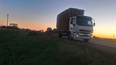 Camión con acoplado mordió la banquina y volcó su carga en la Ruta 14