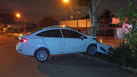 Homem morre após carro perder o controle sair da pista e bater em
