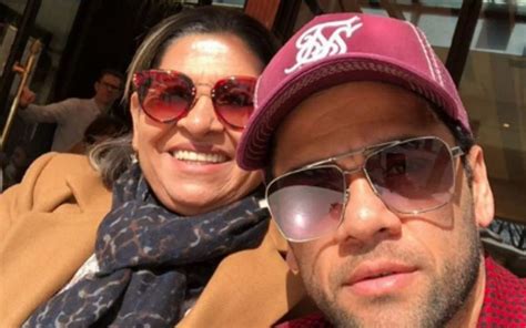 Mãe de Daniel Alves revela rosto e nome de vítima que acusa o jogador