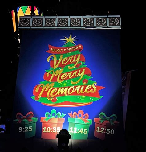 PHOTOS VIDEO Watch Mickey Minnie S Very Merry Memories Stage Show