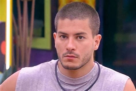 Diretor do BBB22 debocha de torcida do Arthur post vaza e fãs surtam