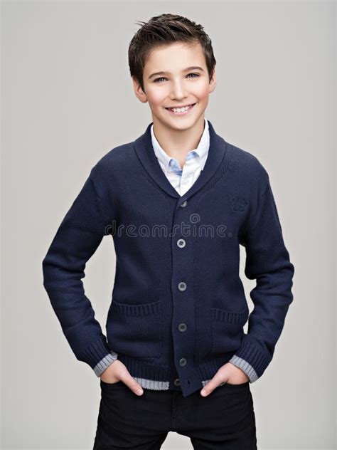L ensemble De Garçon Mignon D adolescent Au dessus De Blanc A Isolé Le