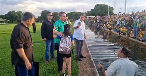 Bolsonaro Cumprimenta Centenas De Apoiadores No Alvorada Mas Evita