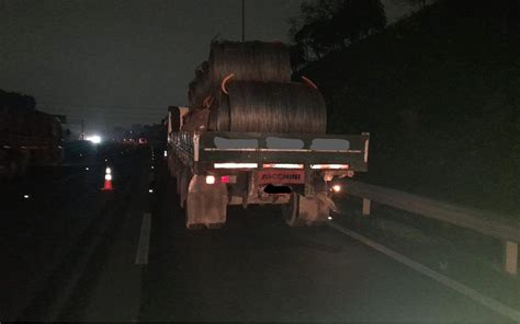 Colisão entre duas carretas deixa um ferido na rodovia Ayrton Senna em