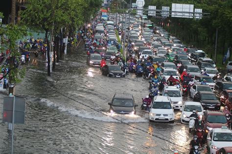 Người Sài Gòn vật vã về nhà trên đường phố ngập nước và kẹt xe