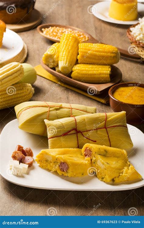 Pamonha Salgado Salsicha E Queijo Alimento Típico Do Co Verde