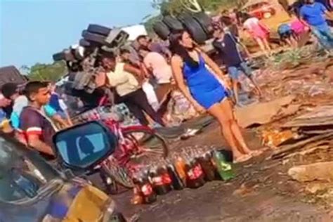 Carreta Carregada De Refrigerantes Tomba Na Br Pol Cia Rond Nia