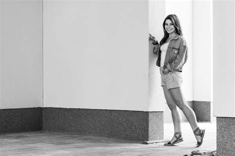 Preto E Branco Retrato De Corpo Inteiro De Linda Jovem Morena Feliz Em