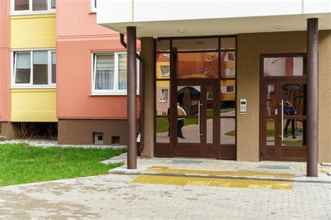 Patio Bien Cuidado Y Limpio De Un Edificio De Varios Pisos Vista De La