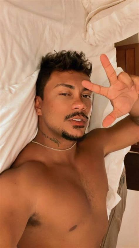 Xamã se descuida em storie e acaba tendo nude vazada Portal S4