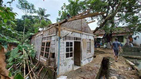 Tak Tega Tetangga Tinggal Di Rumah Nyaris Roboh Warga Sukabumi Kumpul