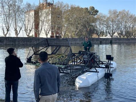 Estudiantes Del Ipet Probaron Su Cosechadora De Algas En El Tajamar