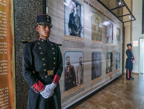 Develan Letras Doradas En Honor Al Bicentenario Del Heroico Colegio