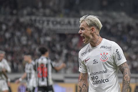 Róger Guedes recebe terceiro cartão amarelo contra Atlético MG e vira