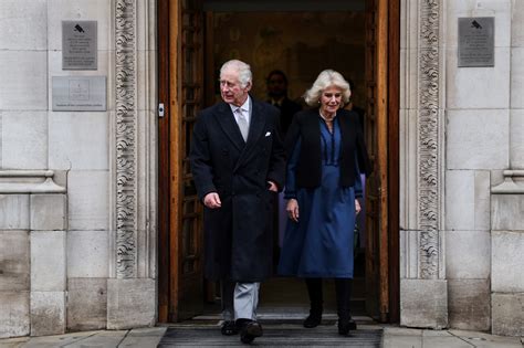Após três dias internado no hospital de Londres rei Charles III recebe
