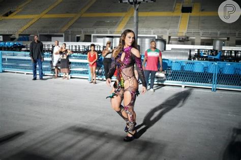 Foto Paolla Oliveira brilhou em ensaio técnico na Sapucaí look