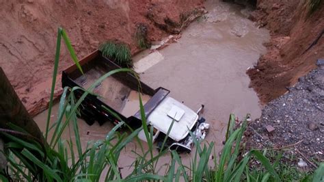 Caminh O Cai Em Cratera Aberta Pela Chuva Na Lmg Na Grande Bh