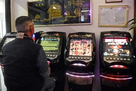 Il Gestore Di Un Locale Stanno Qui Per Ore Ed Ore Alle Macchinette