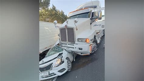 Muere mujer al ser embestido auto por tráileres