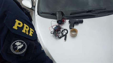 PRF detém dois assaltantes instantes após o roubo de caminhão Polícia