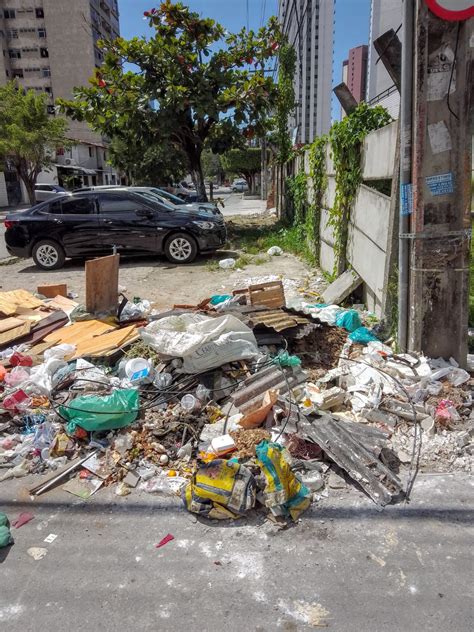 Emlurb realiza sensibilização na Rua Jorge Couceiro da Costa Eiras Emlurb