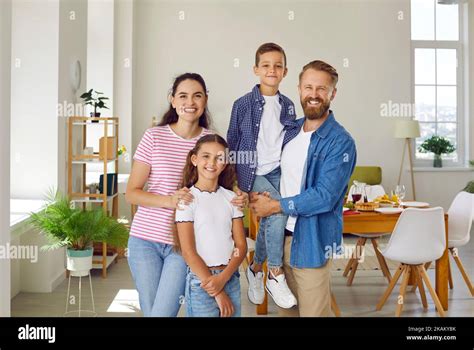 Porträt einer glücklichen Familie Mutter Vater Sohn und Tochter im