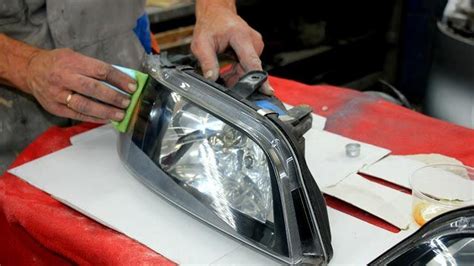 Cómo limpiar y pulir los faros del coche 3 métodos caseros