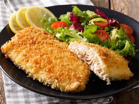 Filete De Pescado Empanizado Con Ensalada