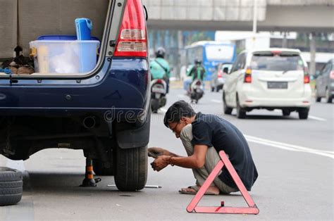 El Cambio Del Hombre Los Neum Ticos Solo Al Lado Del Camino En El