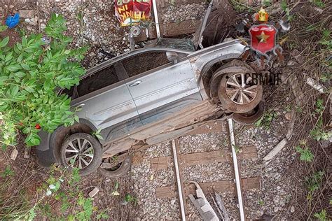 Carro Cai De Viaduto De 8m De Altura E Despenca Sobre Linha De Trem