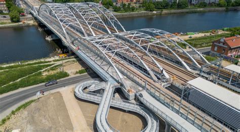 Przy moście kolejowym nad Wisłą powstała kładka pieszo rowerowa