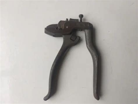OUTIL ANCIEN ANCIENNE Pince à avoyer les dents de scie Peugeot Frères