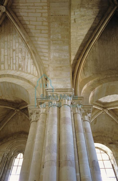 Interior Capiteles De Las Columnas De La Pilastra Y Arranque De Arcos