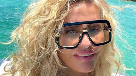 Dagmara Kaźmierska w kusej mini wywija w rytm muzyki Widać że lump
