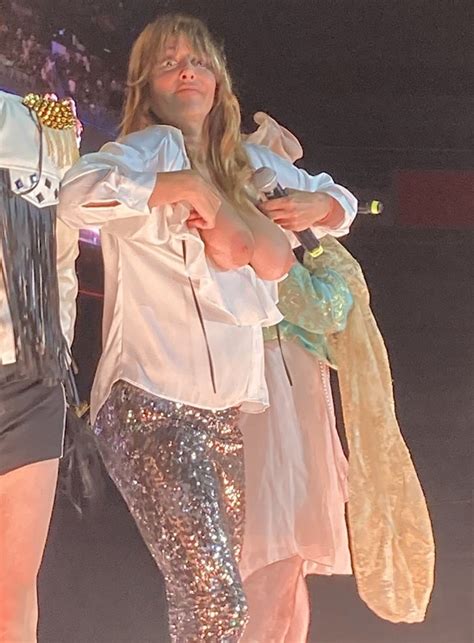 Yolanda Ramos enseña las tetas en un concierto de Ojete Calor El Pornazo