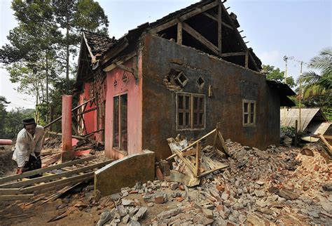 Ratusan Bangunan Rusak Dampak Gempa M 6 9 Banten
