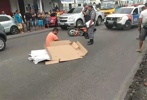 Mulher morre atropelada por ônibus após moto ser fechada na Avenida
